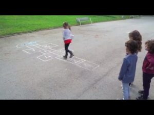 Descubre cómo se juega a la rayuela: guía paso a paso - Todo sobre ...